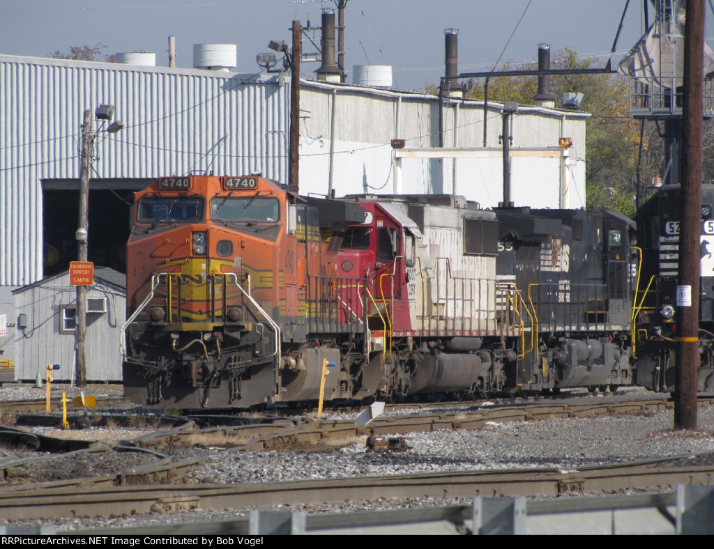 BNSF 4740 and CEFX 6007
